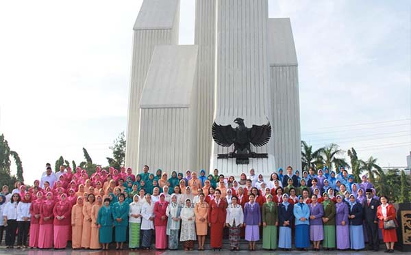 Upacara Ziarah dan tabur bunga pada 11 (sebelas) Makam Pahlawan ...