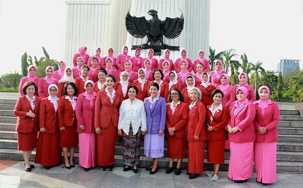 Upacara Ziarah dan tabur bunga pada 11 (sebelas) Makam Pahlawan ...